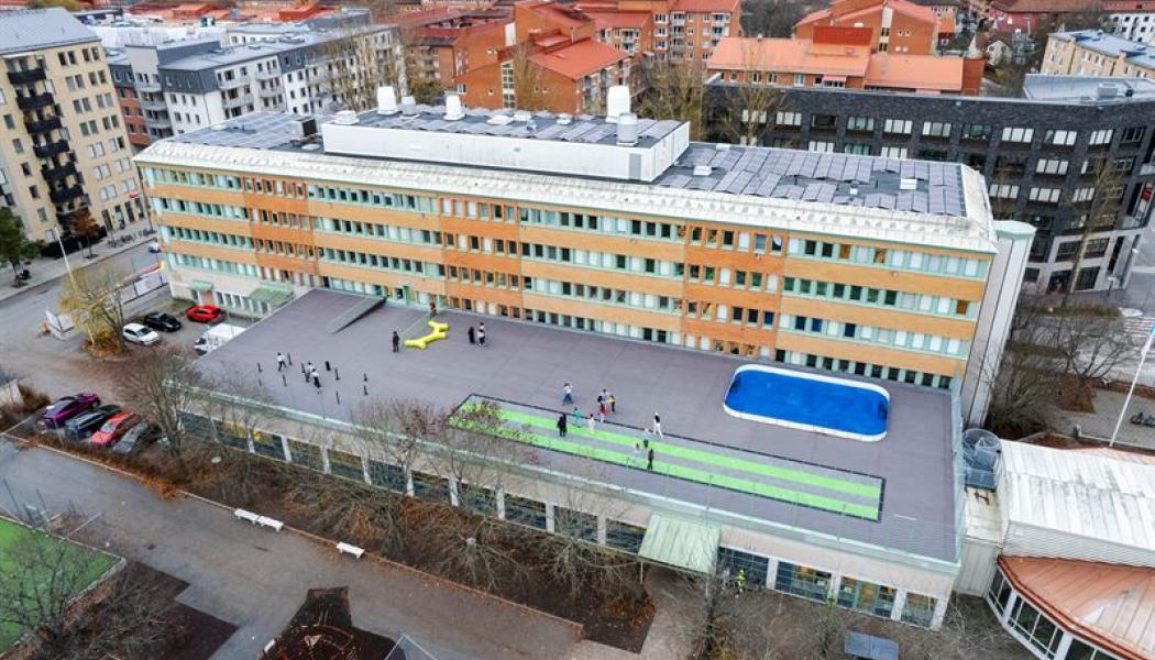 Engelska Skolan i Älvsjö har ny skolgård på matsalstaket | BYGGnyheter.se